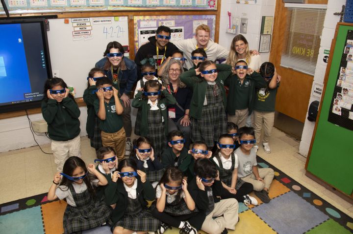 SMU Spanish-language students teach St. Cecilia students to create mini ...